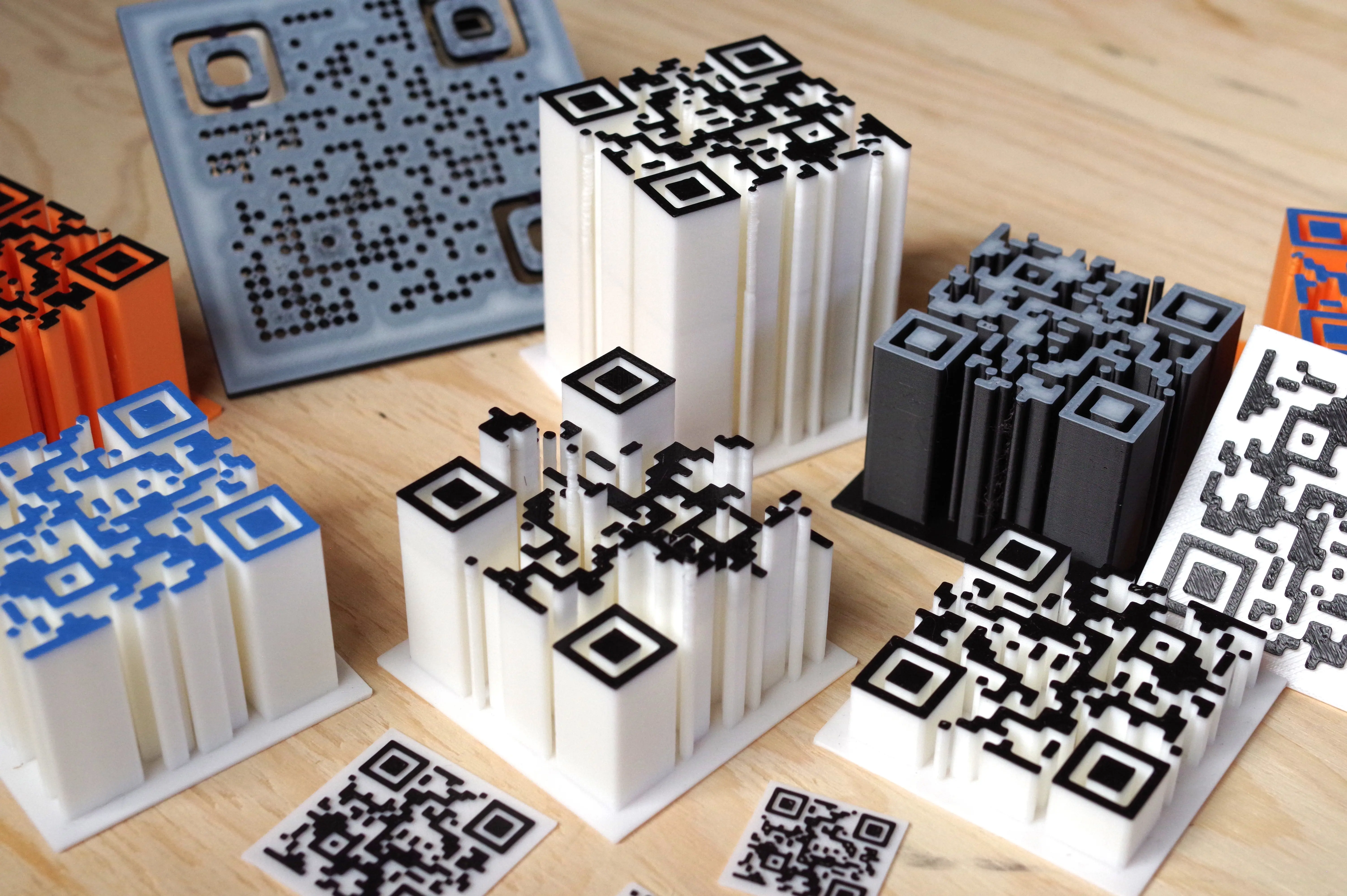 「これ読める？」3DプリントでQRコードを立体化ーー穴あき・高さバラバラ・カラー全部試してみる - FabScene（ファブシーン）