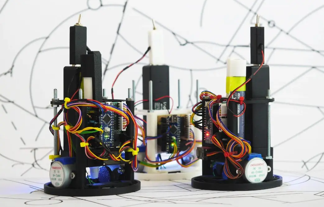 小さな絵描きロボット集団が描く立体的アートーードイツ人エンジニアが開発 - FabScene（ファブシーン）